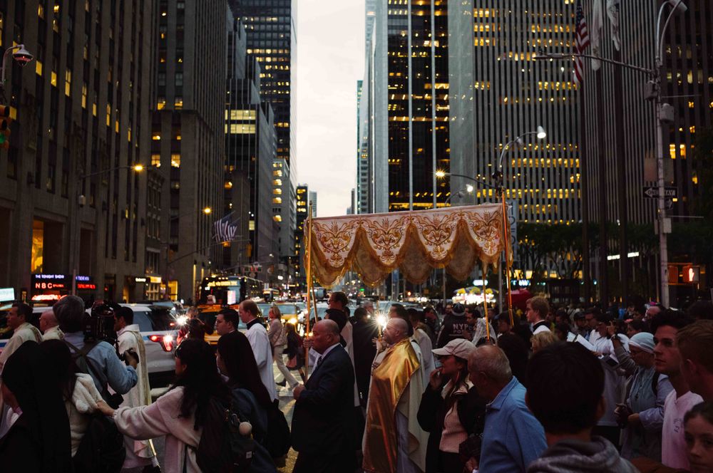 The Eucharist in Times Square: Procession With Father Mike Schmitz ...