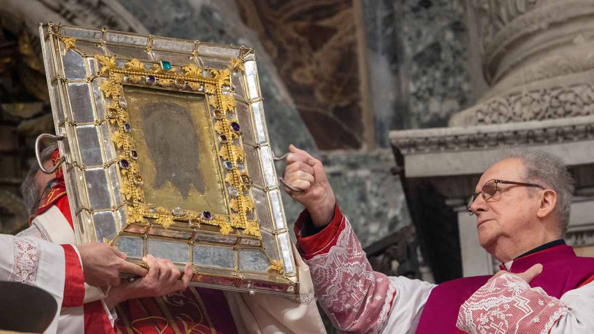 The Historical Origins of Veronica's Veil: Inside the Cloth Relic of ...