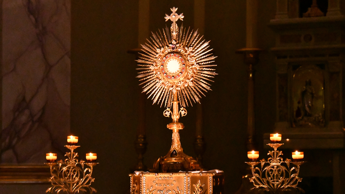 3 Life-Changing Reasons to Embrace a Holy Hour with Jesus in the Eucharist