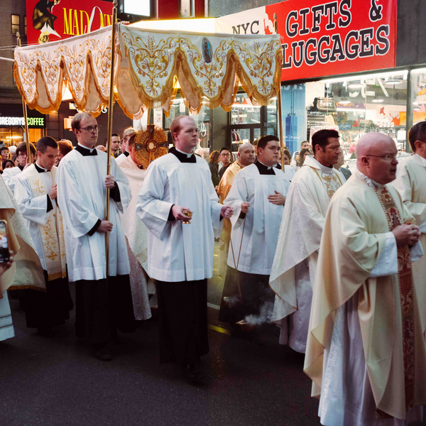 The Eucharist in Times Square: Procession With Father Mike Schmitz ...