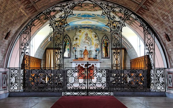 Why Bringing Back Traditional Altar Rails Totally Makes Sense ...