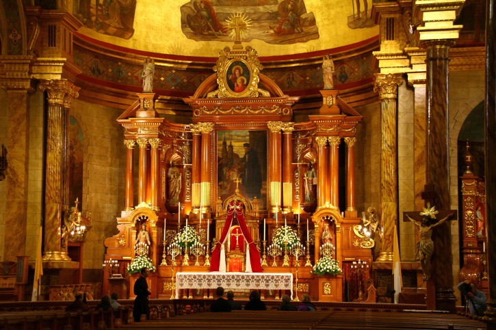 22 Beautiful Altars Worthy of the Sacrifice of the Mass