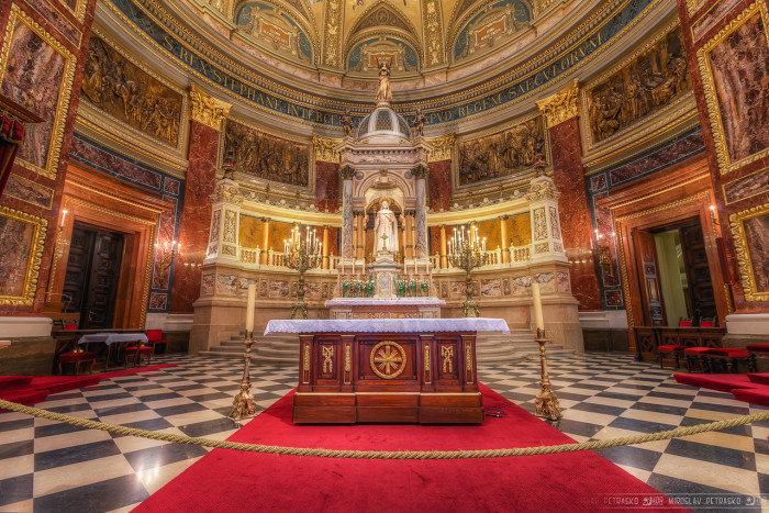 22 Beautiful Altars Worthy of the Sacrifice of the Mass