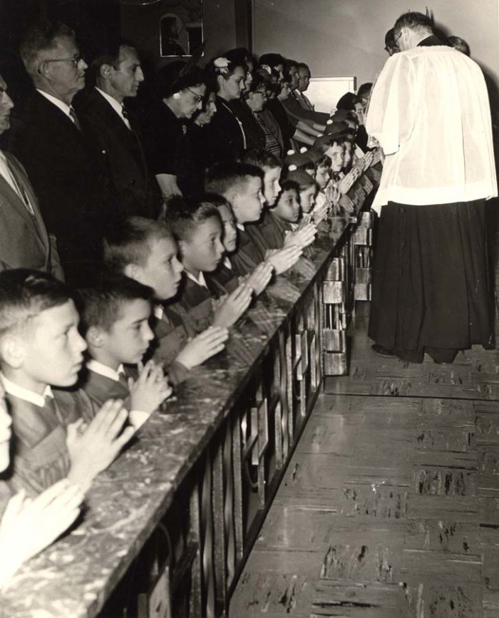 27 Fascinating Photos of Pre-Vatican II Catholicism