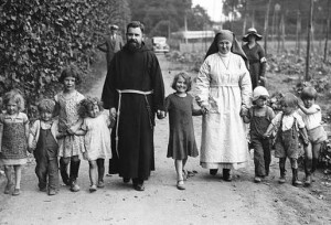 27 Fascinating Photos of Pre-Vatican II Catholicism