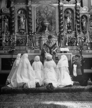 27 Fascinating Photos of Pre-Vatican II Catholicism
