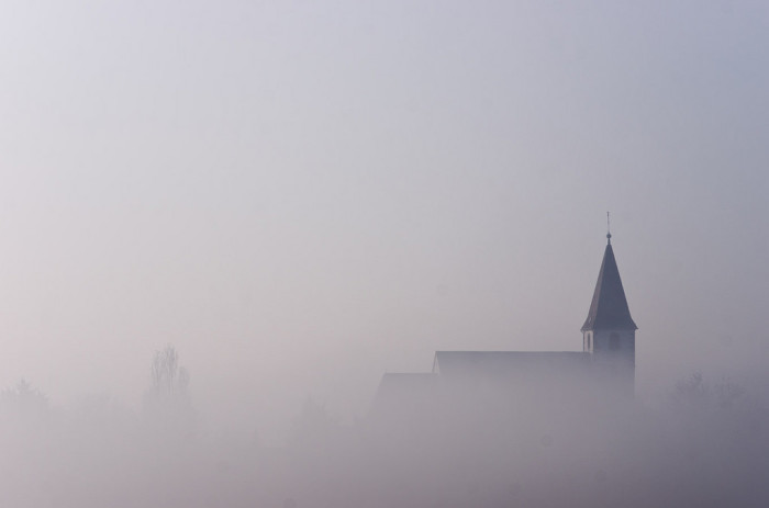 19 Hauntingly Eerie Photos of Old Churches Enveloped in Fog