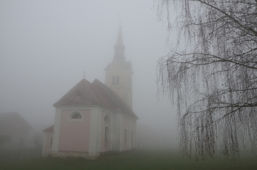 19 Hauntingly Eerie Photos of Old Churches Enveloped in Fog