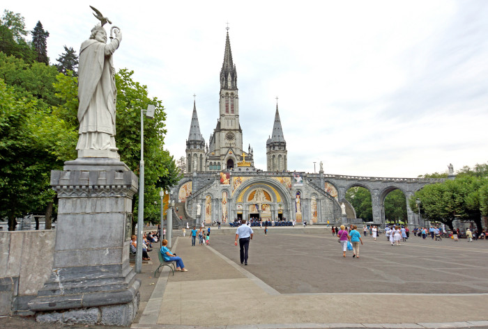 22 Mystically Beautiful Photos of Lourdes