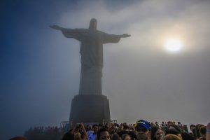 14 Beautifully Inspiring Photos of Rio's Iconic "Christ the Redeemer ...
