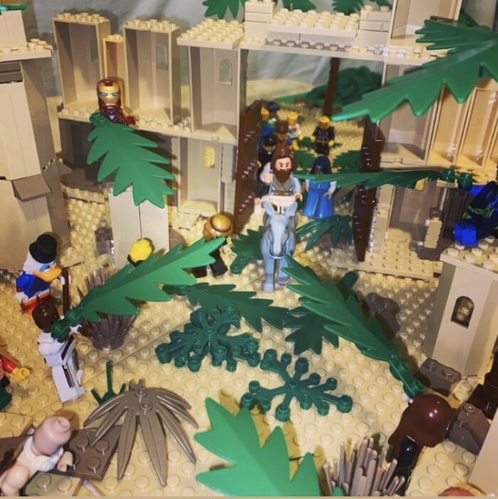 Sacerdote construye increíbles escenas de Jesús en Semana Santa con Lego