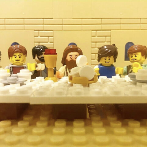 Sacerdote construye increíbles escenas de Jesús en Semana Santa con Lego