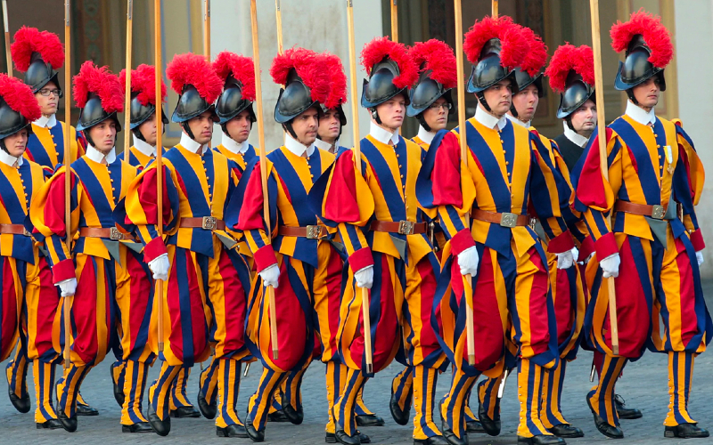 Secrets of the Pope's Security Force: Inside the Life of a Swiss Guard ...